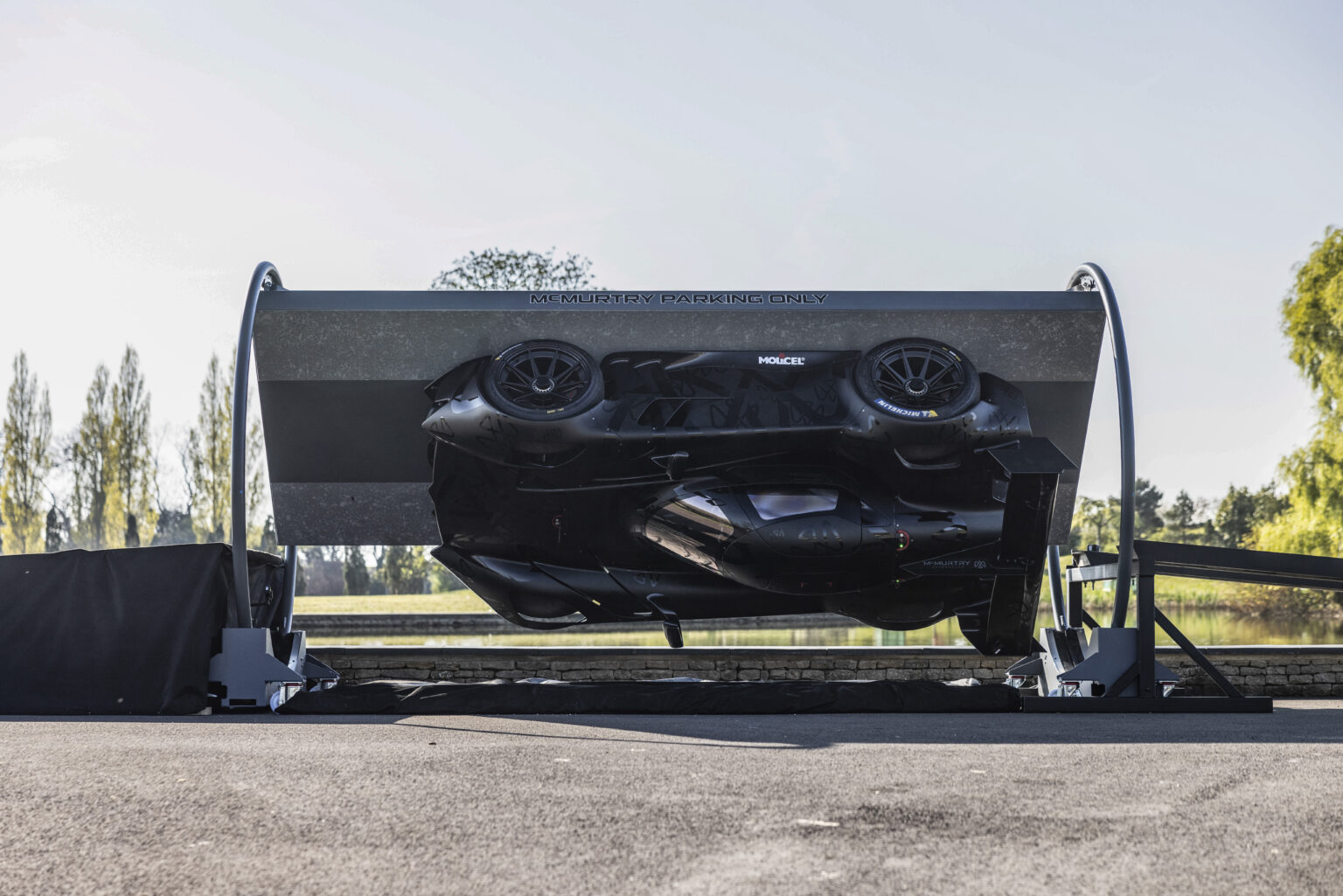 WORLD FIRST: McMurtry Spéirling drives upside down from stationary ...